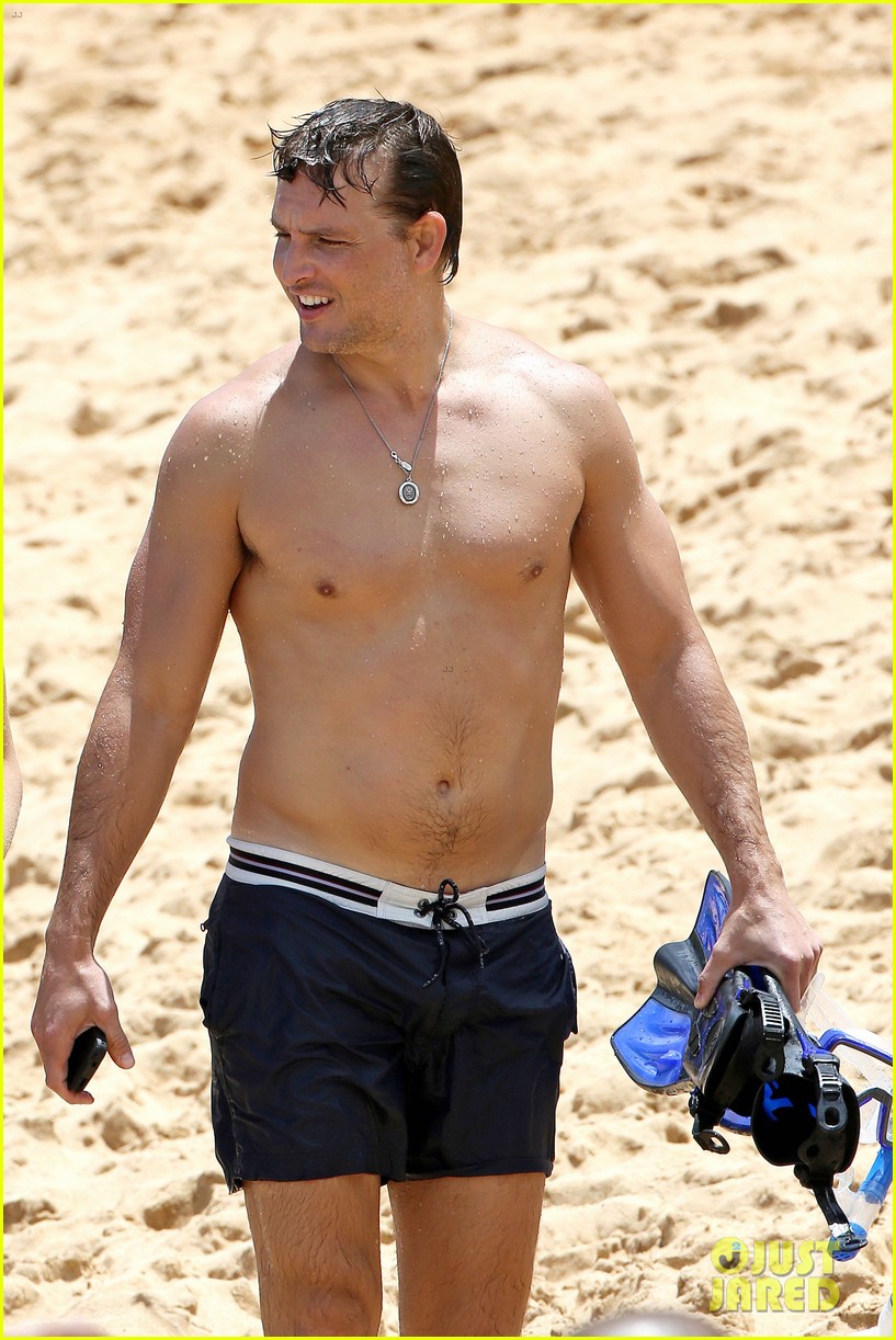 Odyssey's Peter Facinelli is One Buff Beach Dude in Hawaii!: Photo ...