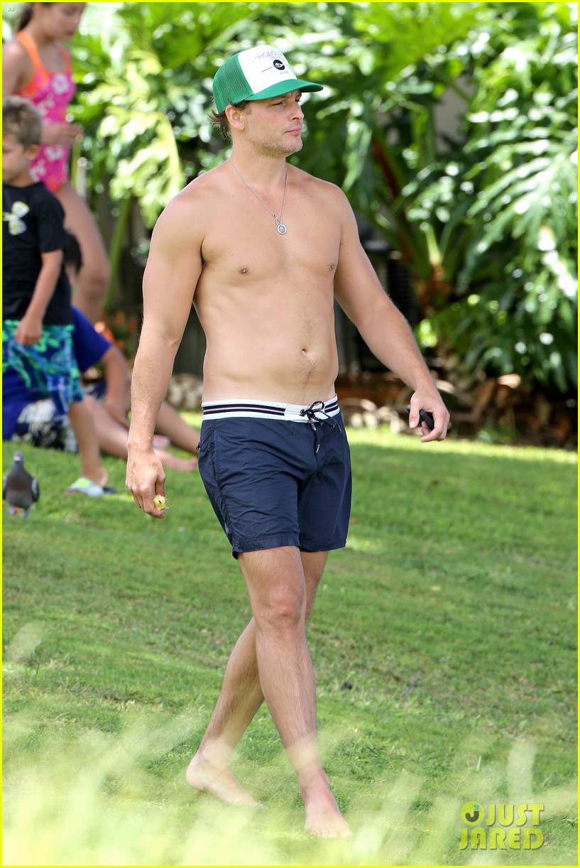 Odyssey's Peter Facinelli is One Buff Beach Dude in Hawaii!: Photo ...