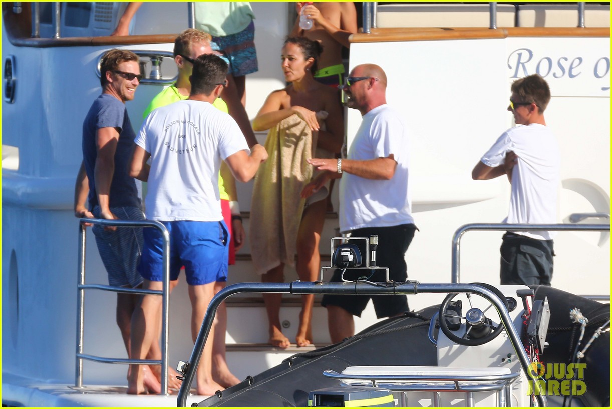 The Mentalist's Simon Baker Takes a Dive in Saint-Tropez: Photo 3154671 ...