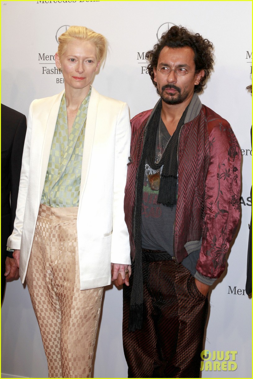 Tilda Swinton is a Sophisticated Lady at Roshi Porkar Fashion Show in ...