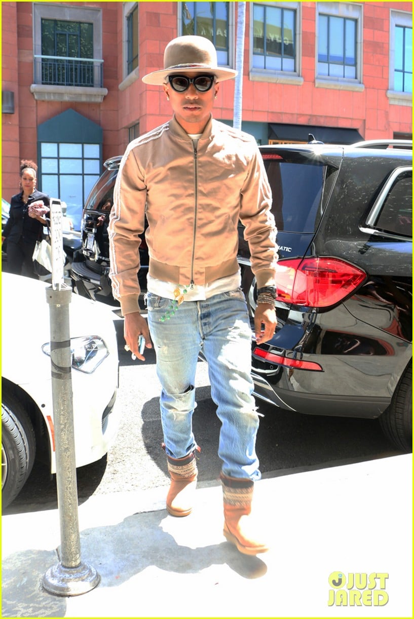 Pharrell Williams' 5-Year-Old Son Teaches Him How to Play Video Games ...