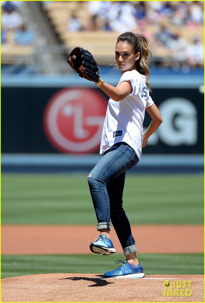 Jessica Alba Throws First Pitch at Dodgers Game - Check Out Her ...