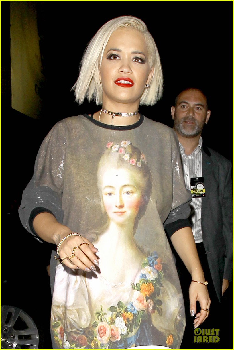 Iggy Azalea Falls Off-Stage During MTV Video Music Awards Benefit ...