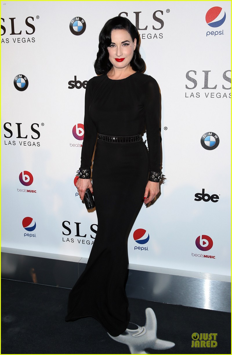 Iggy Azalea Falls Off-Stage During MTV Video Music Awards Benefit ...