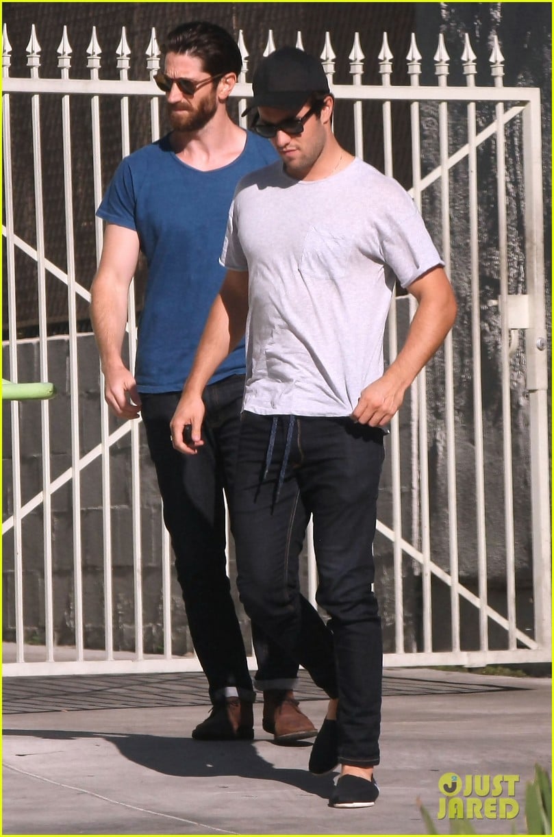 Revenge's Josh Bowman Enjoys His Summer Afternoon with Friends: Photo ...