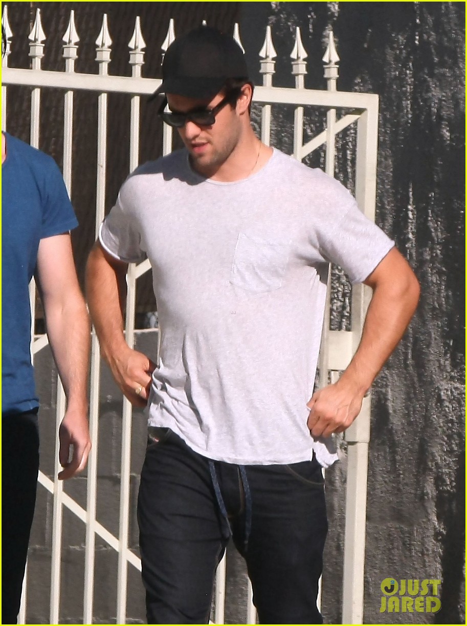 Revenge's Josh Bowman Enjoys His Summer Afternoon with Friends: Photo ...