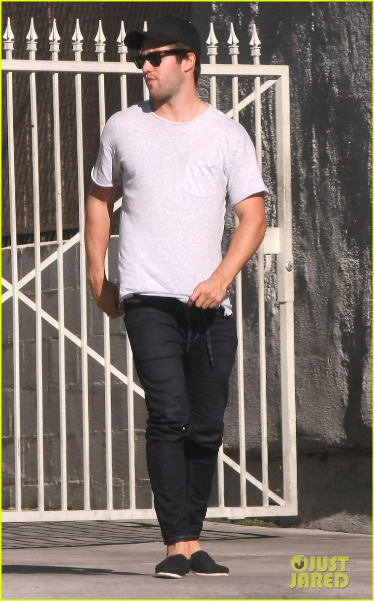 Revenge's Josh Bowman Enjoys His Summer Afternoon with Friends: Photo ...