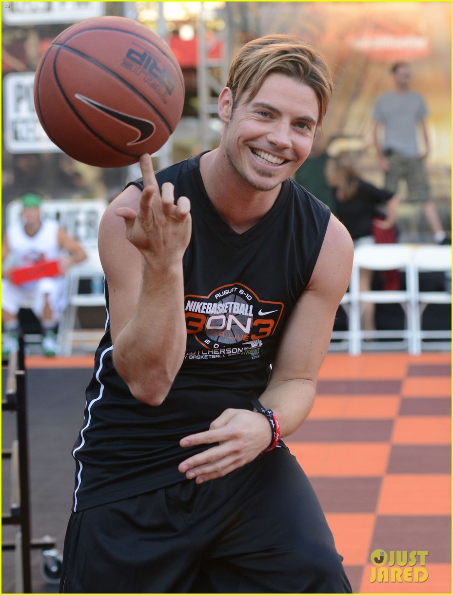 Dallas' Josh Henderson Muscles Up for SBNN Basketball Game: Photo ...