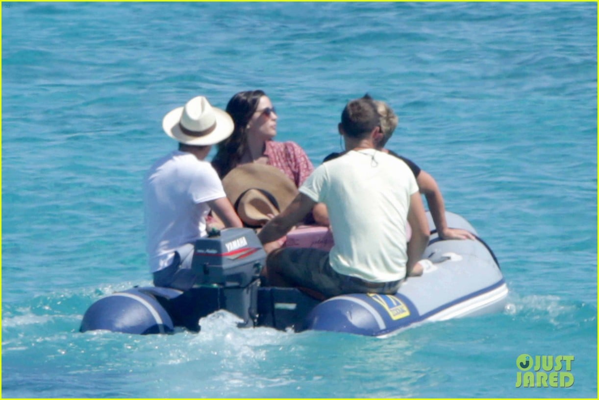 Liv Tyler Kisses Boyfriend Dave Gardner While Taking Selfies: Photo ...