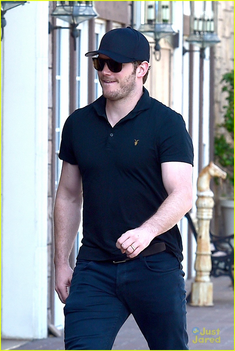 Chris Pratt Shows Off His Guns After Hospital Visit!: Photo 3180281 ...