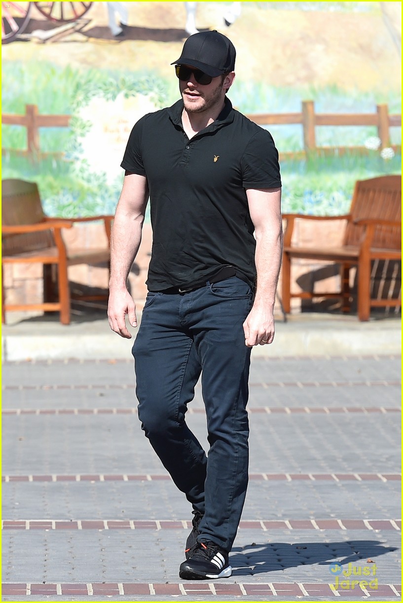 Chris Pratt Shows Off His Guns After Hospital Visit!: Photo 3180282 ...