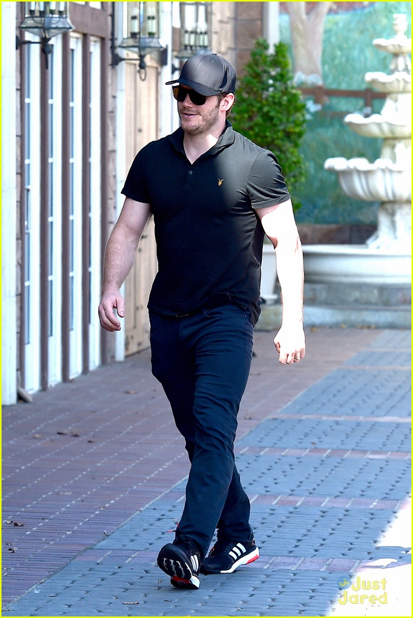 Chris Pratt Shows Off His Guns After Hospital Visit!: Photo 3180284 ...