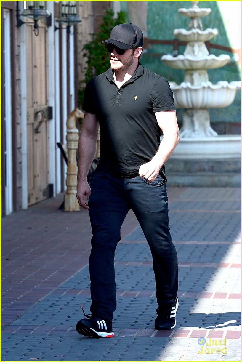 Chris Pratt Shows Off His Guns After Hospital Visit!: Photo 3180285 ...