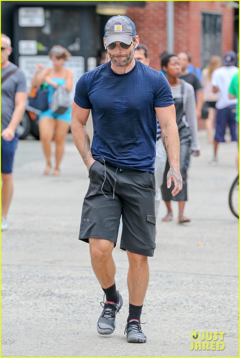 Seann William Scott Wears a Tight T-Shirt For His Workout: Photo ...