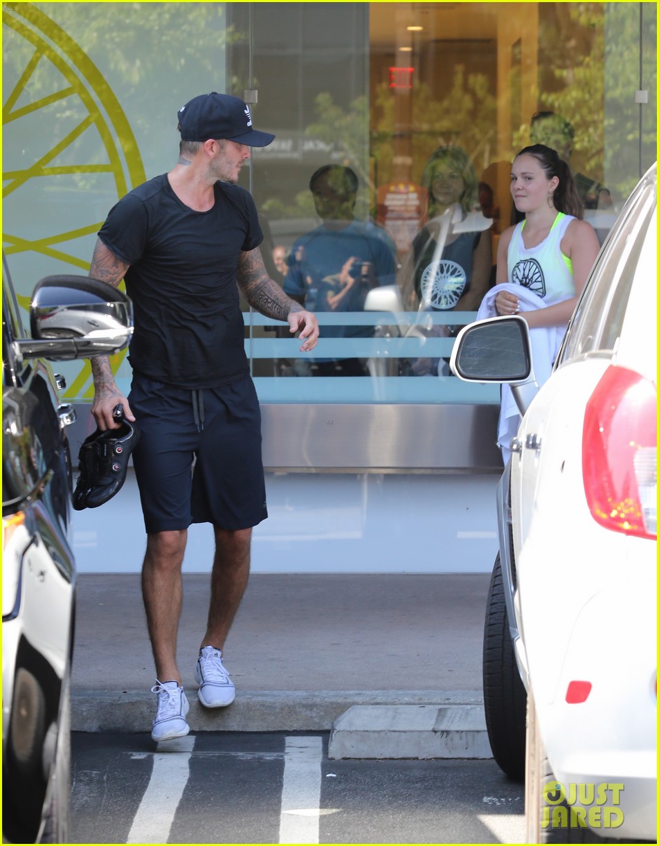 Victoria Beckham's Family Helps Her with the Ice Bucket Challenge ...