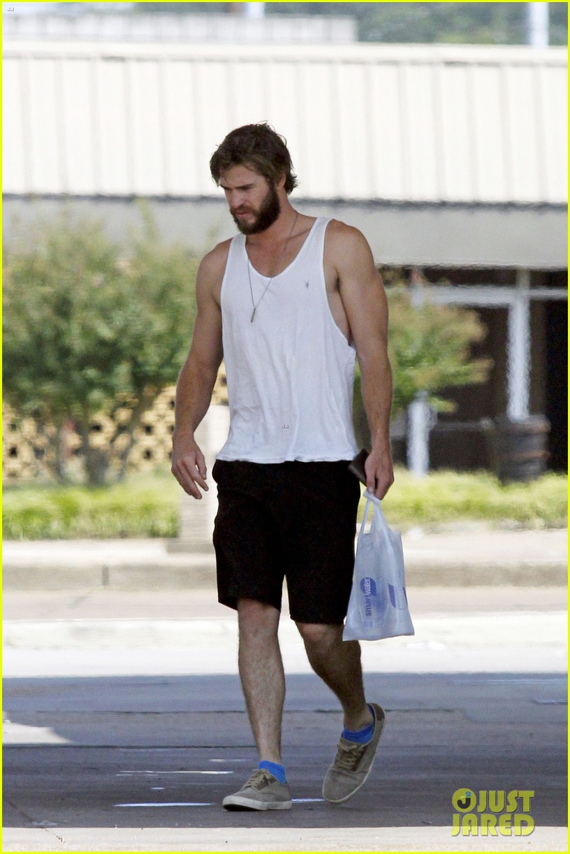 Liam Hemsworth Bares His Muscles in a Tank Top in Mississippi: Photo ...