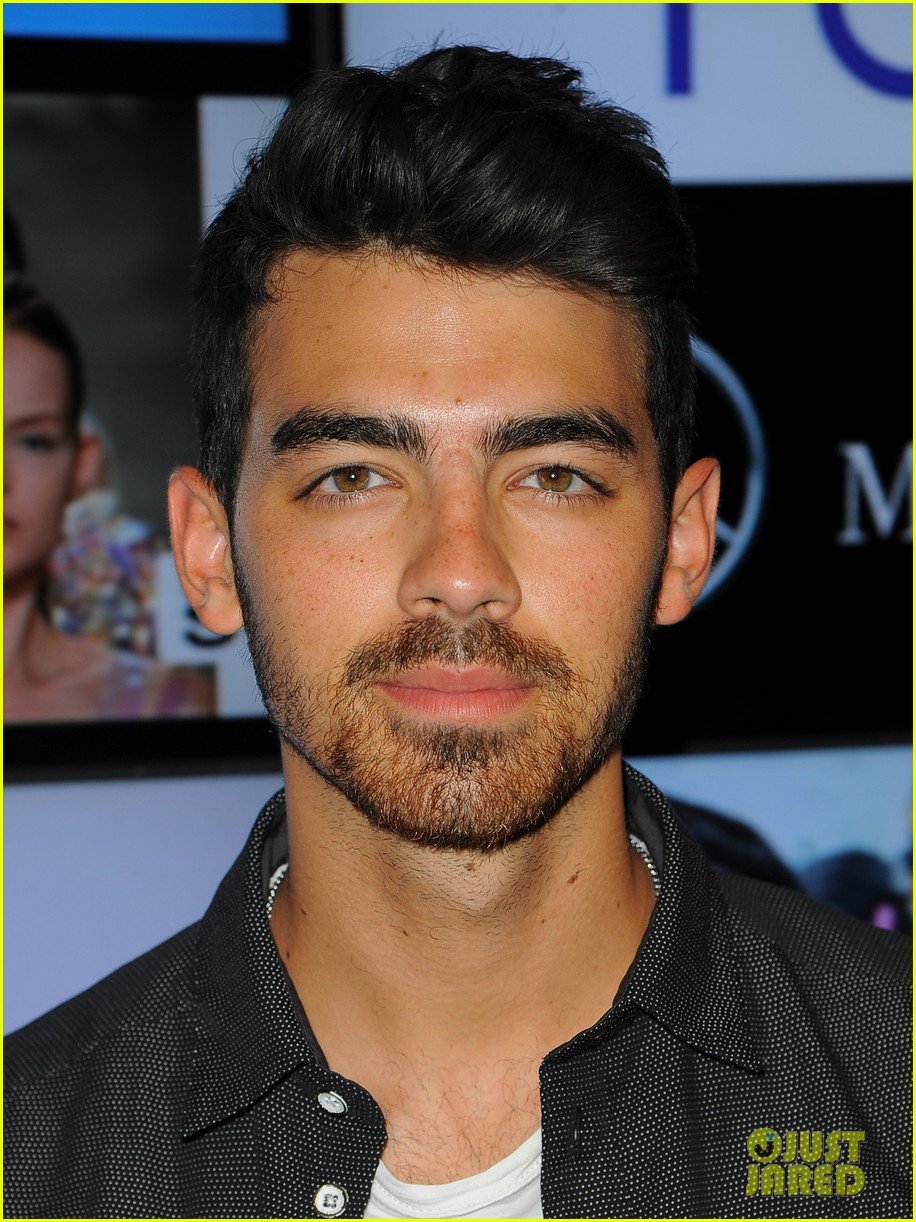 Joe Jonas Brings Handsome to the Fotoyapp at NYFW!: Photo 3191561 | Joe ...