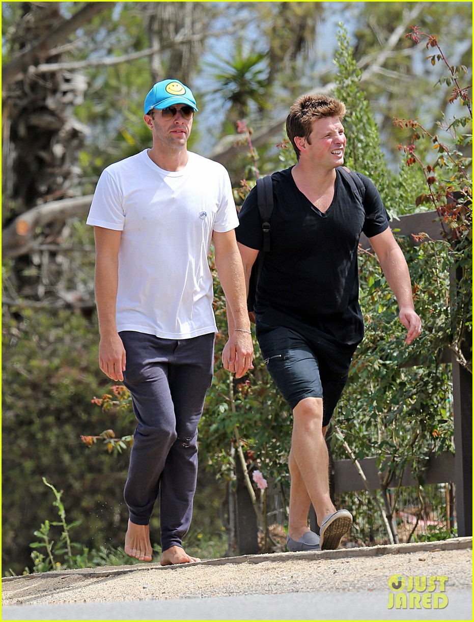 Chris Martin Is Happy & Barefoot After Jetting Home with Jennifer ...