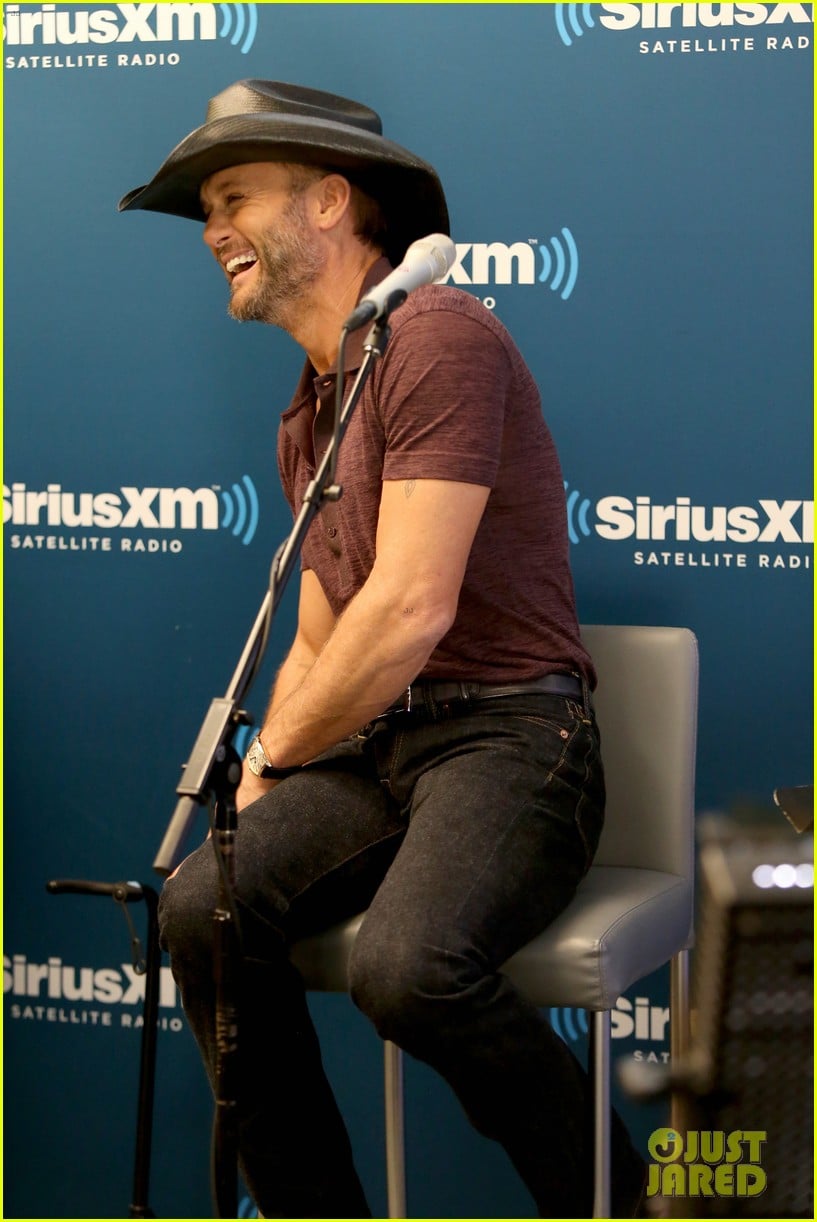 Here's Tim McGraw Reminding You That He Is Ripped at 47!: Photo 3199836 ...