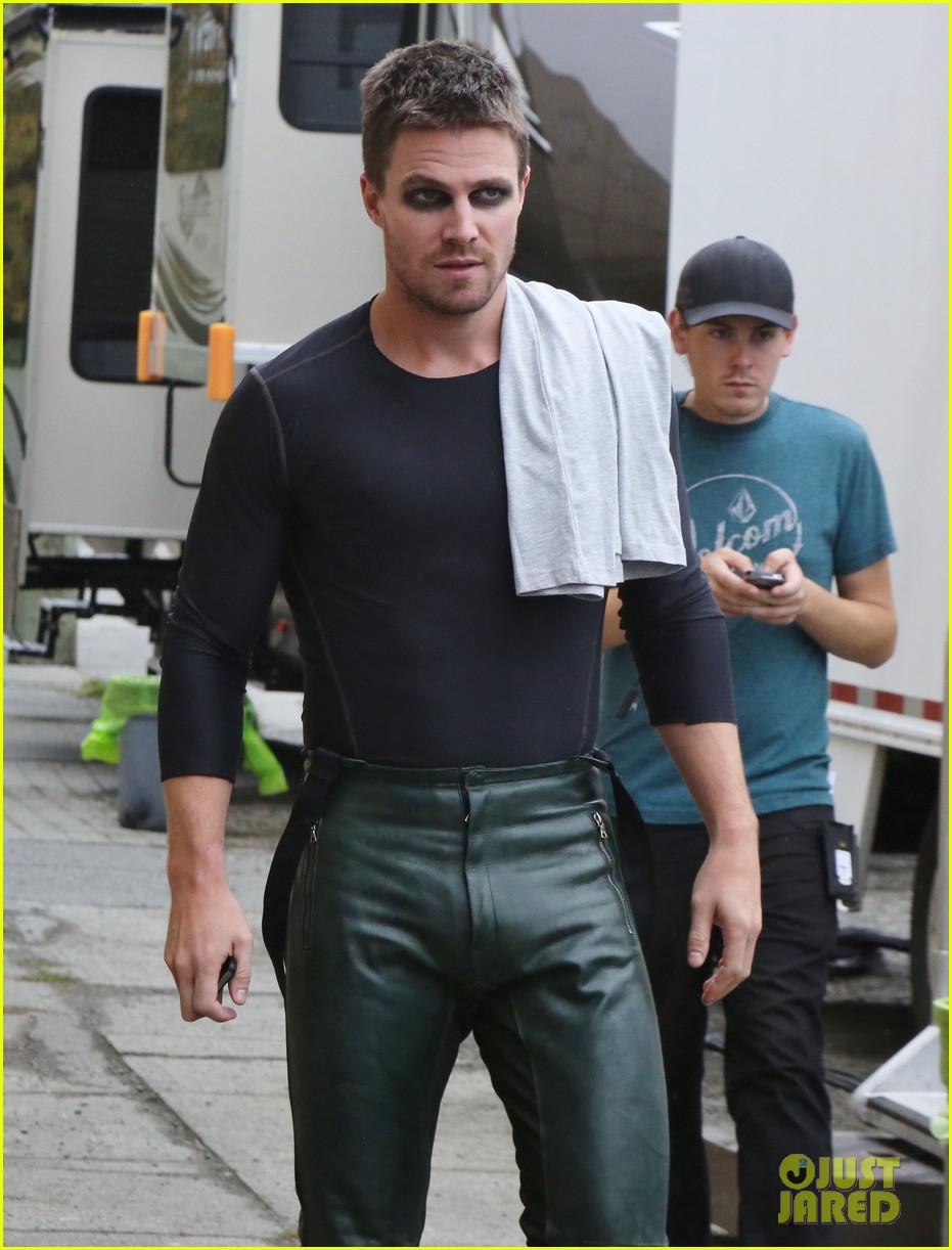 Stephen Amell is Pulling Off Some Seriously Dark Eye Makeup on Set ...