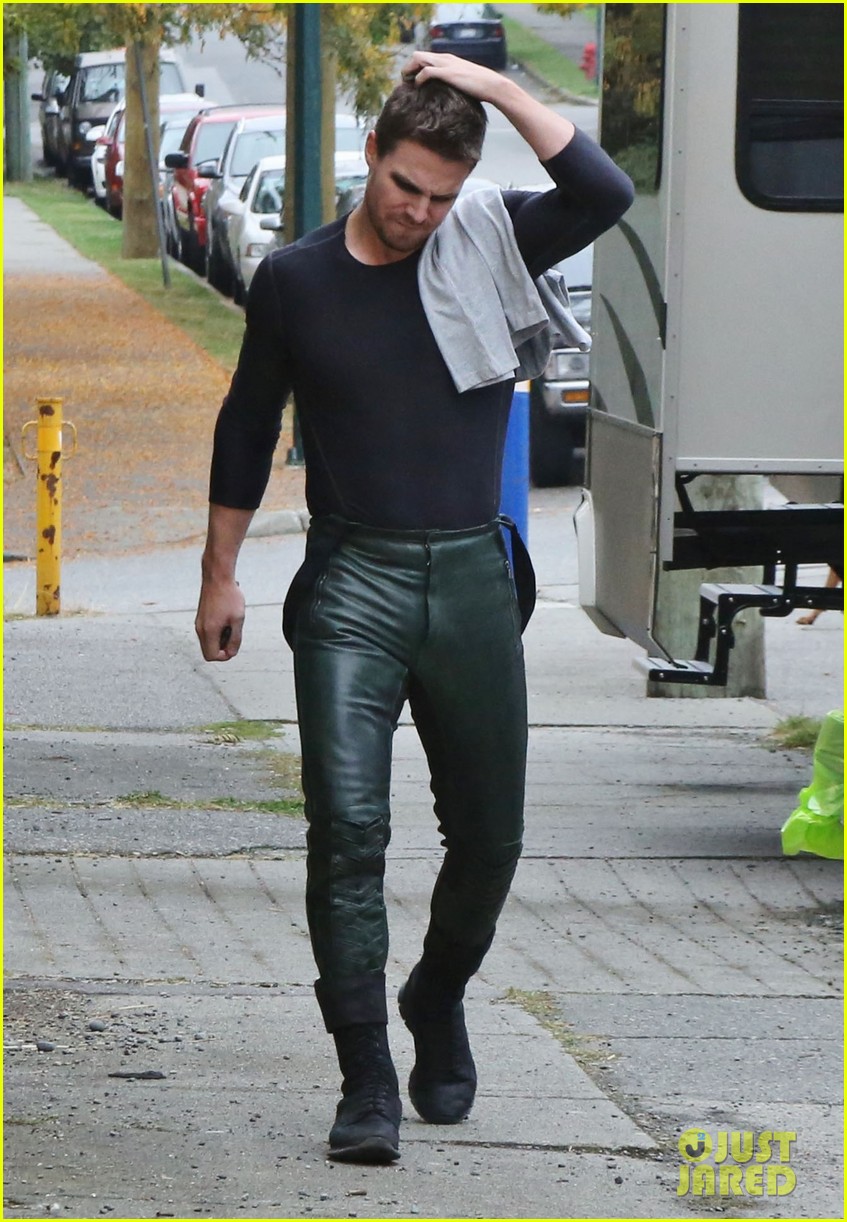 Stephen Amell is Pulling Off Some Seriously Dark Eye Makeup on Set ...