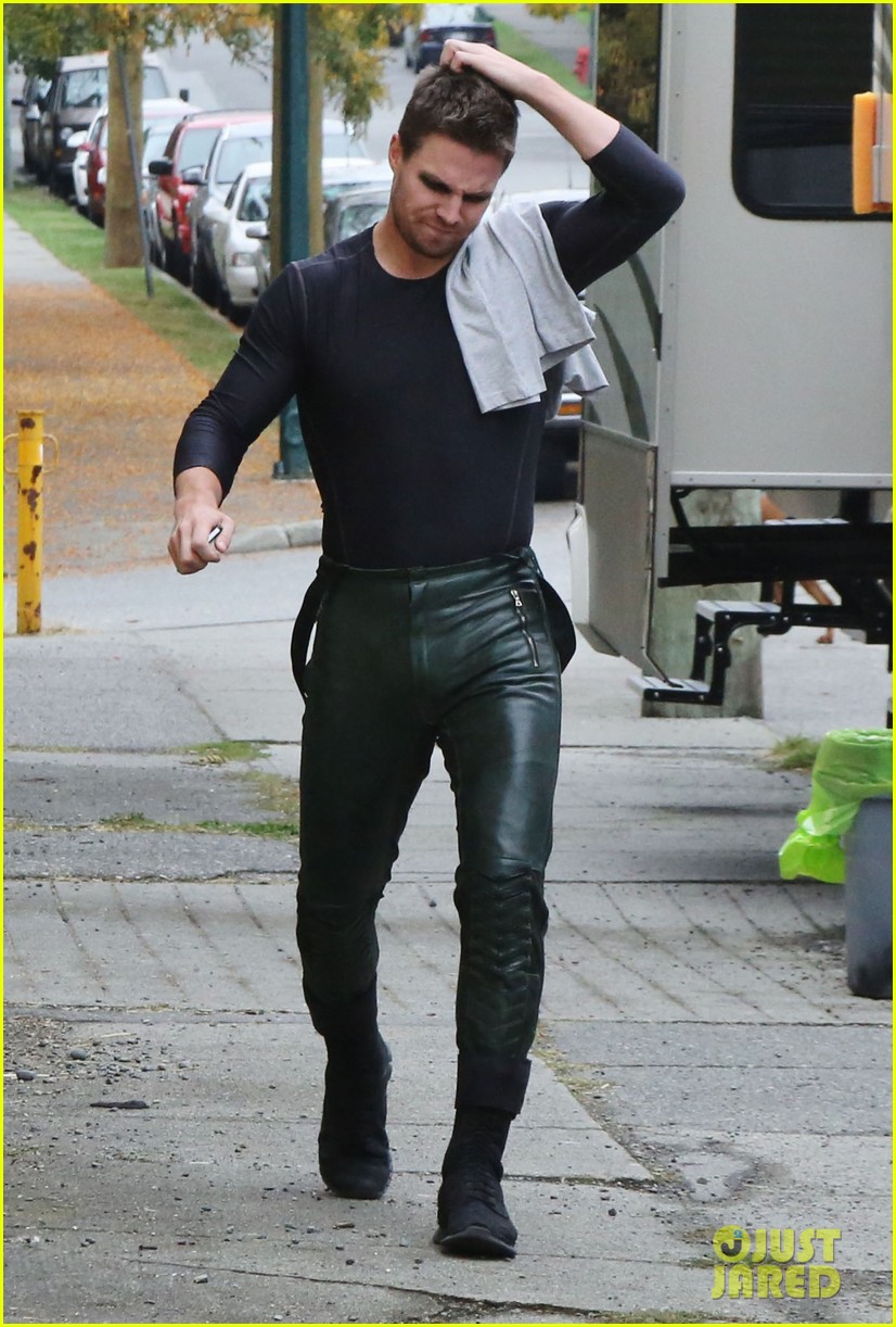 Stephen Amell is Pulling Off Some Seriously Dark Eye Makeup on Set ...