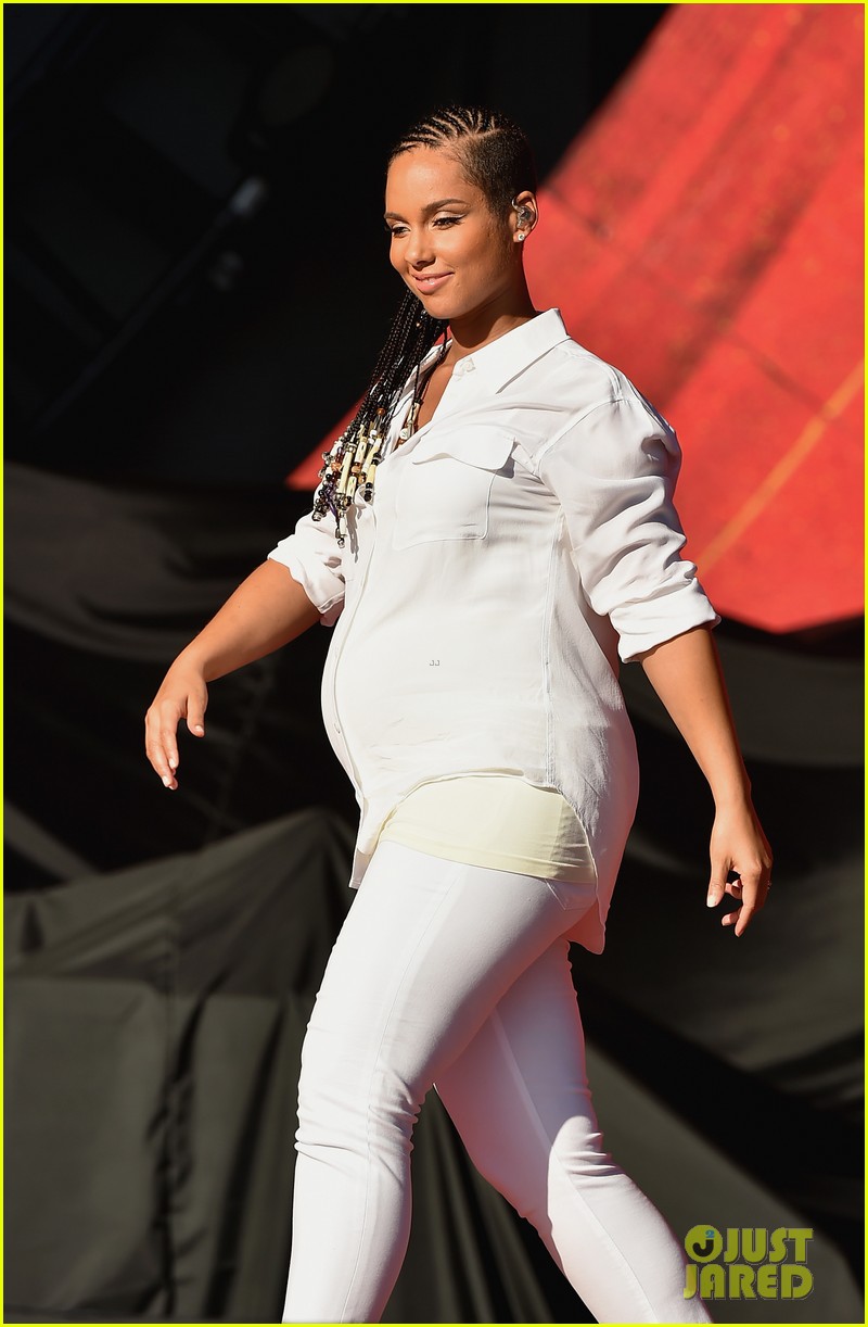 Carrie Underwood & Alicia Keys Are Pregnant Performers at Global ...