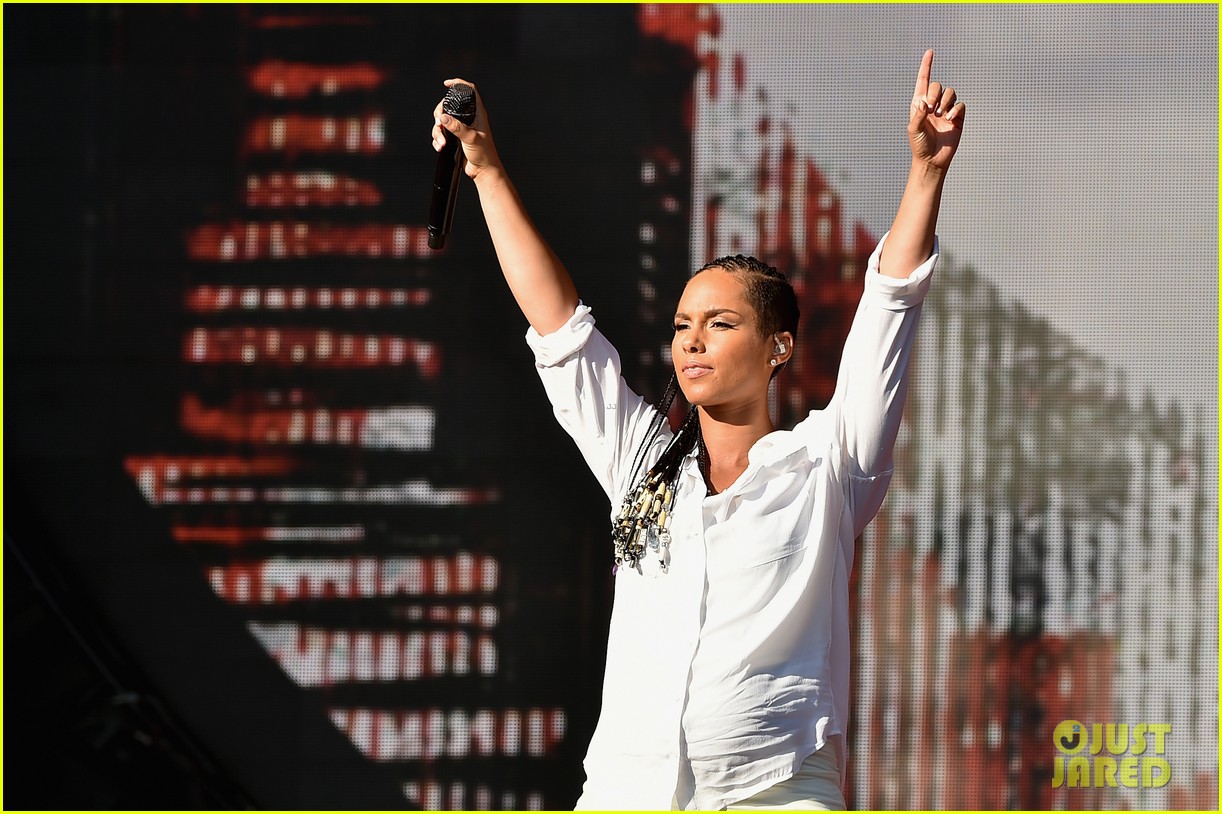 Carrie Underwood & Alicia Keys Are Pregnant Performers at Global ...