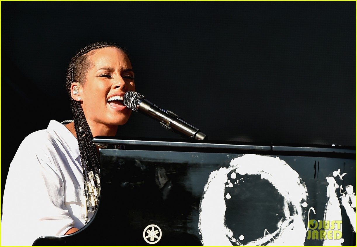 Carrie Underwood & Alicia Keys Are Pregnant Performers at Global ...