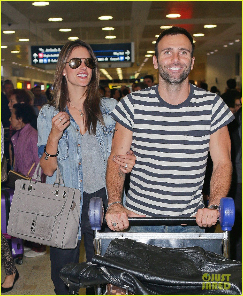 Alessandra Ambrosio & Jamie Mazur Share a Kiss During Romantic Bondi ...