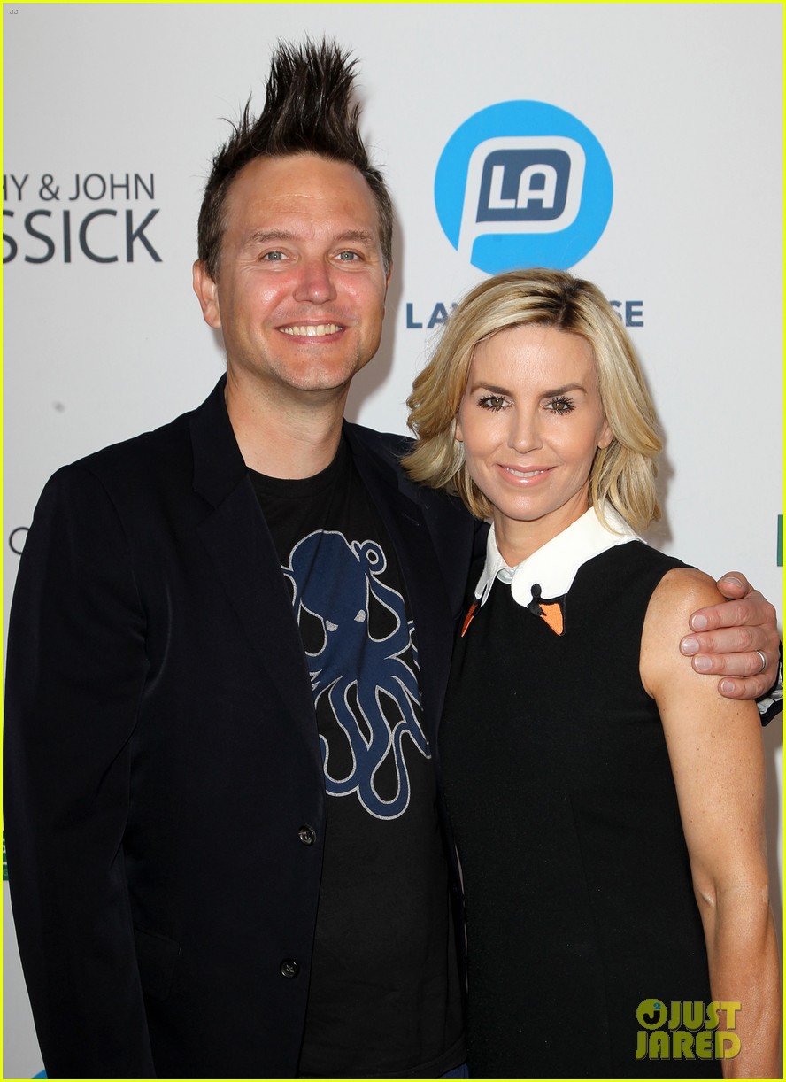 Elizabeth Banks & Hubby Max Handelman Support Advocates Of Education at ...