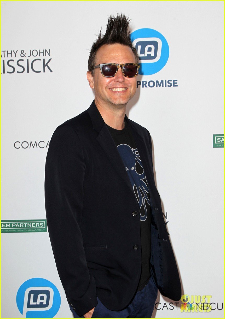 Elizabeth Banks & Hubby Max Handelman Support Advocates Of Education at ...