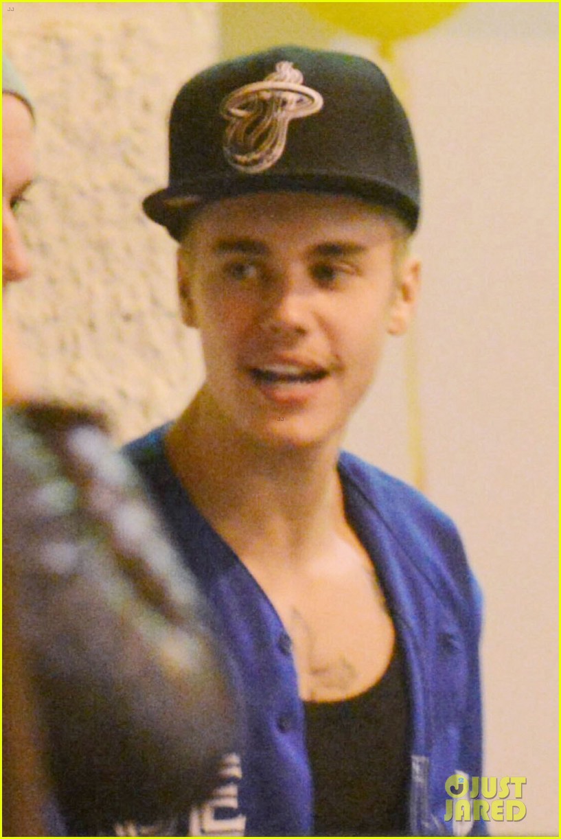 Justin Bieber Shaves His Mustache While Traveling in Italy: Photo ...
