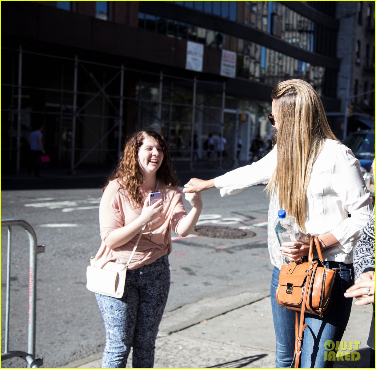 Colbie Caillat Sings 'Smelly Cat' at 'Friends' Central Perk Shop: Photo ...