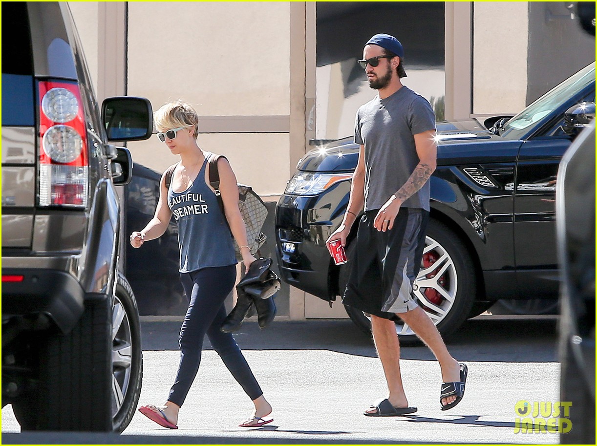 Kaley Cuoco's Brilliant 'Shark Tank' Idea: Doggie Bibs!: Photo 3212304 ...