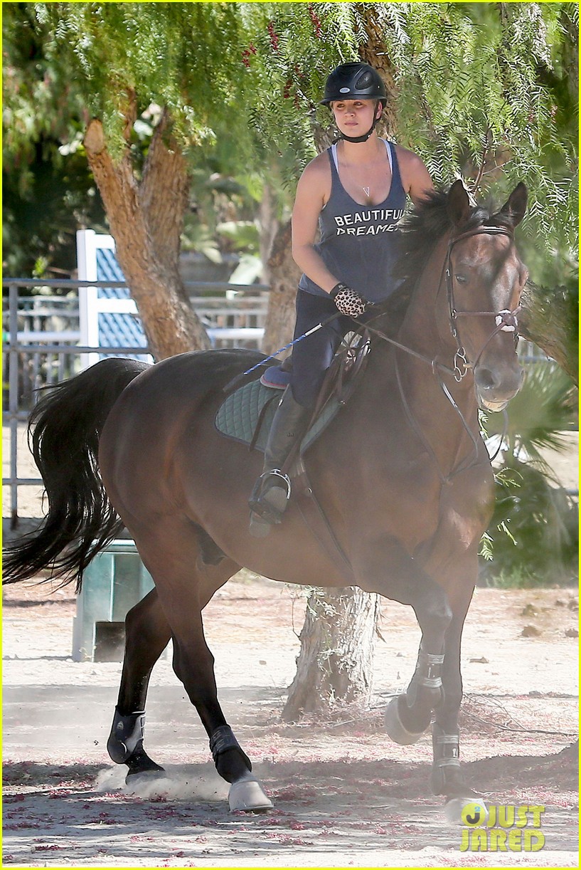 Kaley Cuoco's Brilliant 'Shark Tank' Idea: Doggie Bibs!: Photo 3212316 ...