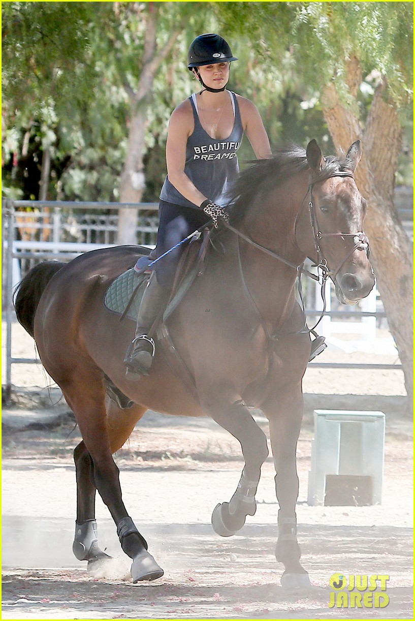 Kaley Cuoco's Brilliant 'Shark Tank' Idea: Doggie Bibs!: Photo 3212317 ...