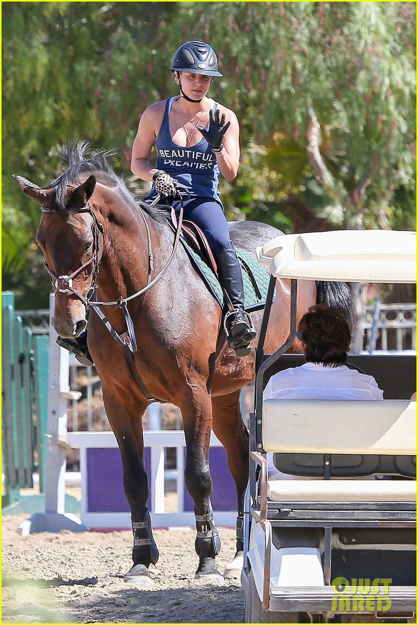 Kaley Cuoco's Brilliant 'Shark Tank' Idea: Doggie Bibs!: Photo 3212319 ...