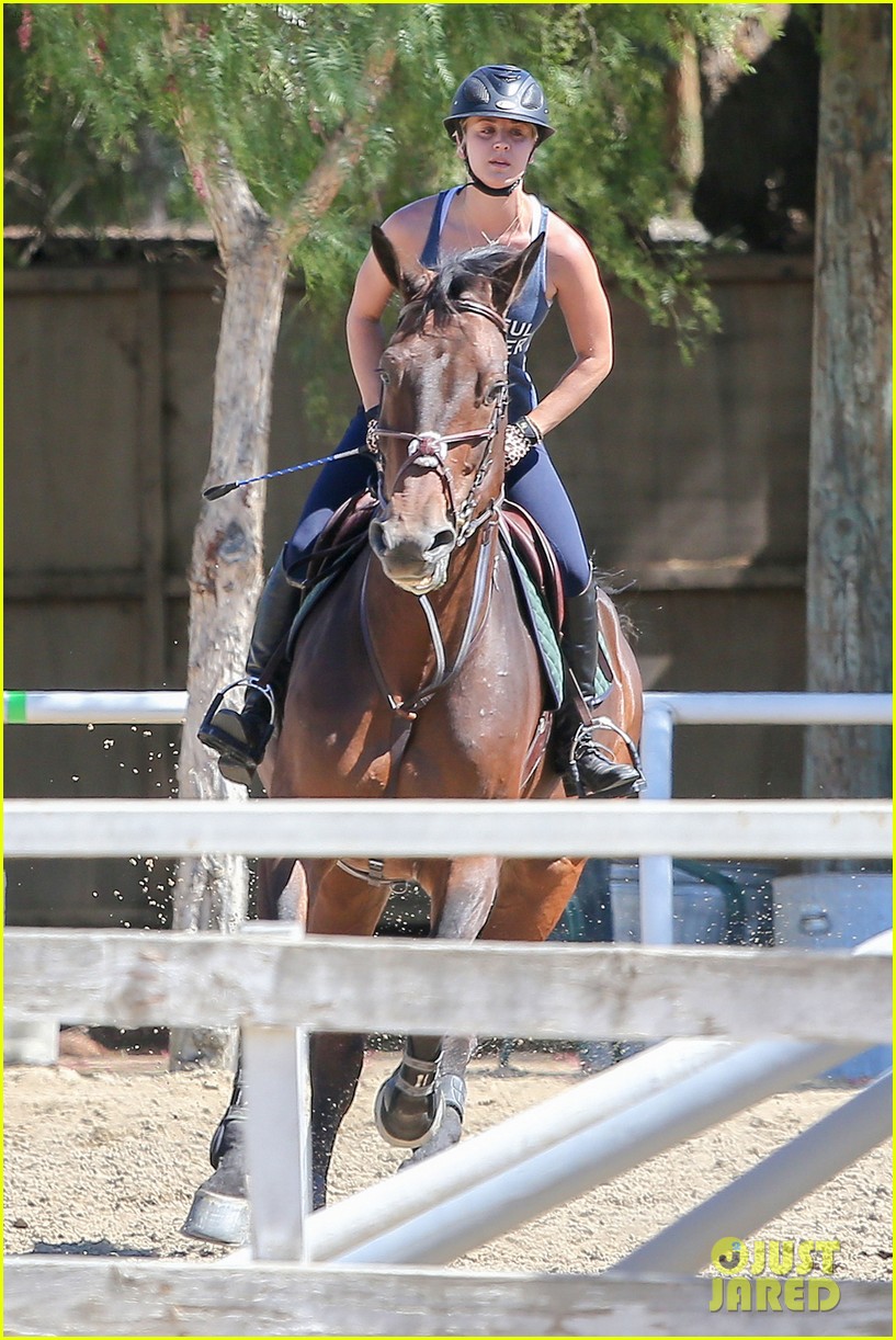 Kaley Cuoco's Brilliant 'Shark Tank' Idea: Doggie Bibs!: Photo 3212321 ...