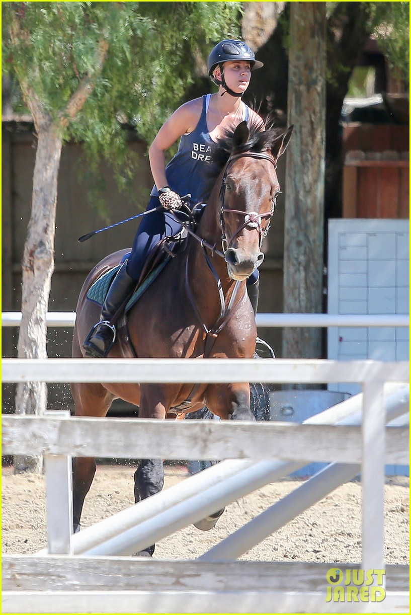 Kaley Cuoco's Brilliant 'Shark Tank' Idea: Doggie Bibs!: Photo 3212323 ...