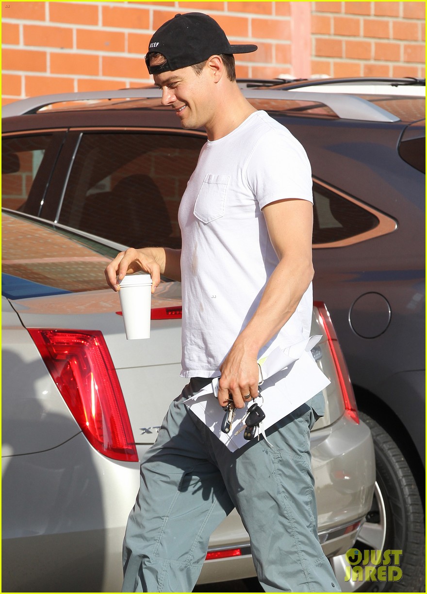 Josh Duhamel Reads 'Bunny Cakes' to Break a Reading Record: Photo ...