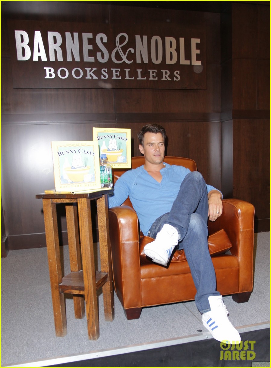 Josh Duhamel Reads 'Bunny Cakes' to Break a Reading Record: Photo ...