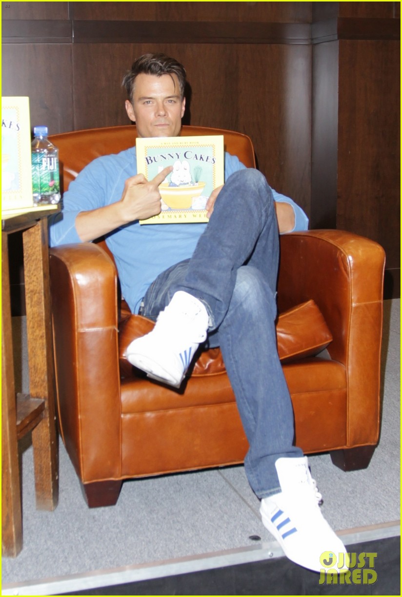 Josh Duhamel Reads 'Bunny Cakes' to Break a Reading Record: Photo ...