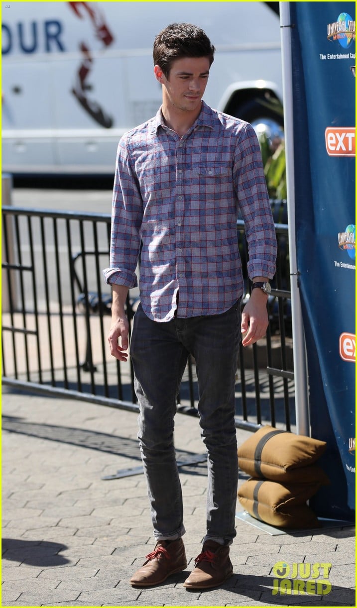 Grant Gustin Lifts Up His Shirt For 'Extra' Appearance!: Photo 3212555 ...