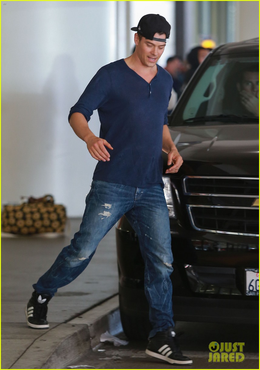 Josh Duhamel Hits LAX Before Fergie Sings National Anthem at Clippers ...