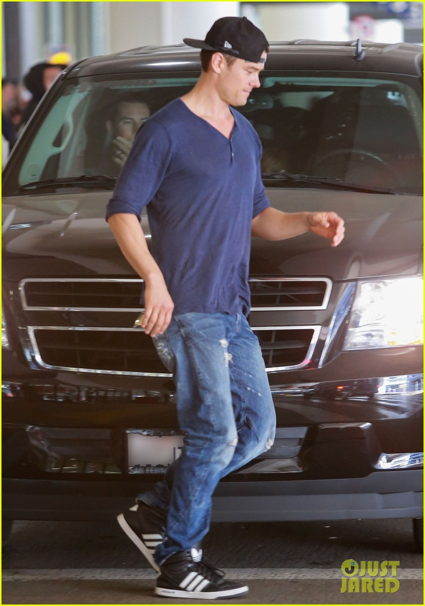 Josh Duhamel Hits LAX Before Fergie Sings National Anthem at Clippers ...