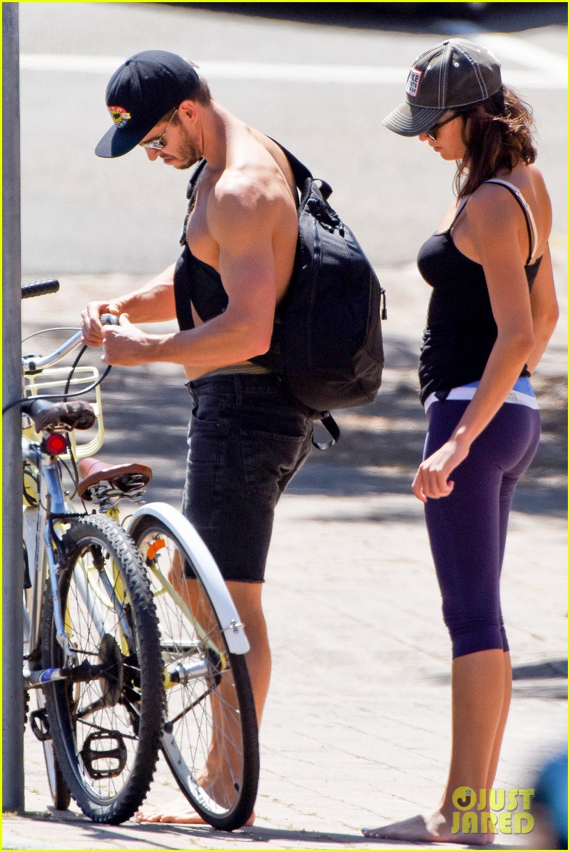 Ryan Kwanten Shows Off Amazing Shirtless Body in Australia: Photo ...