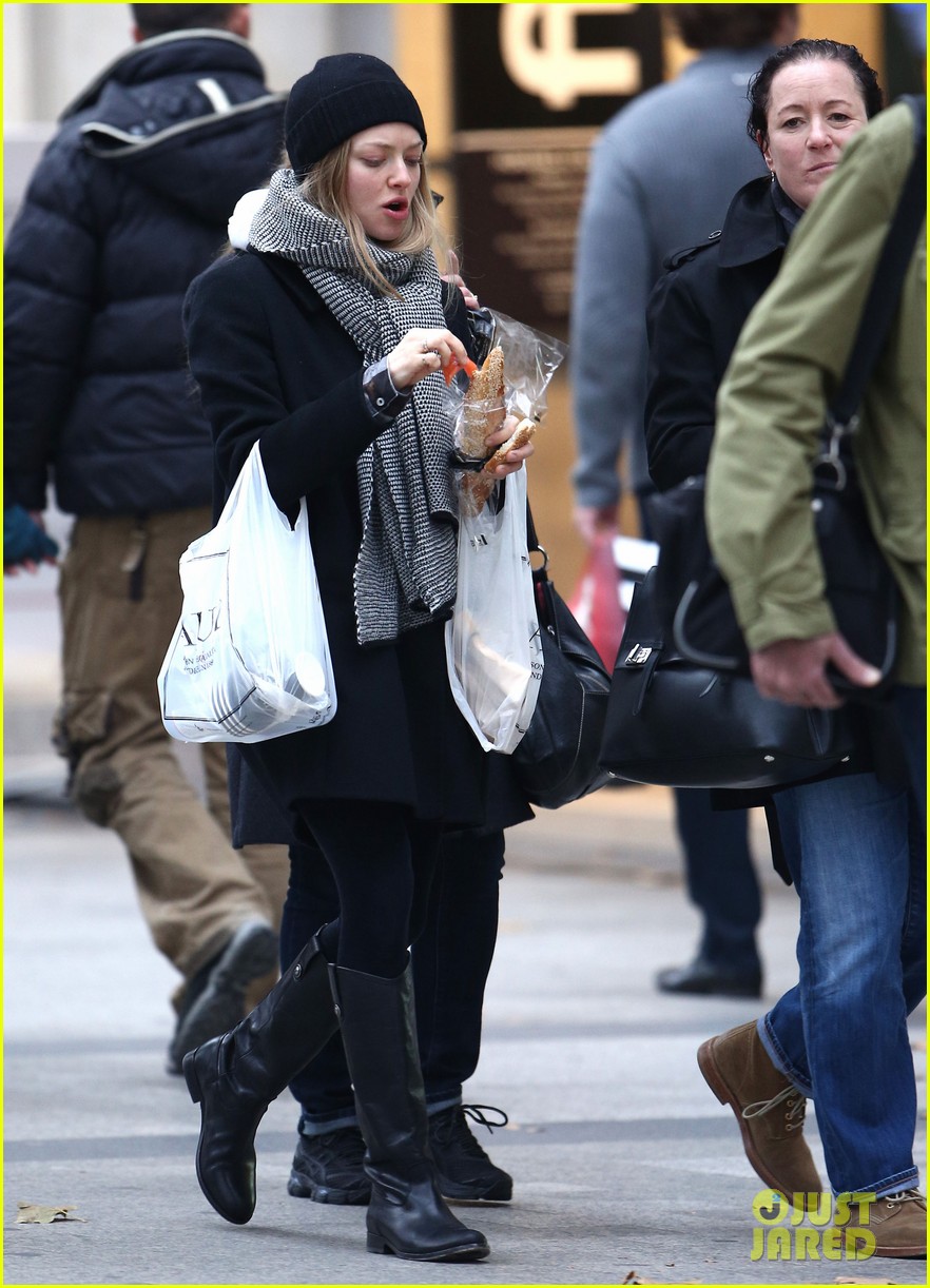 Amanda Seyfried Does as the Parisians Do & Snacks on a Baguette!: Photo ...