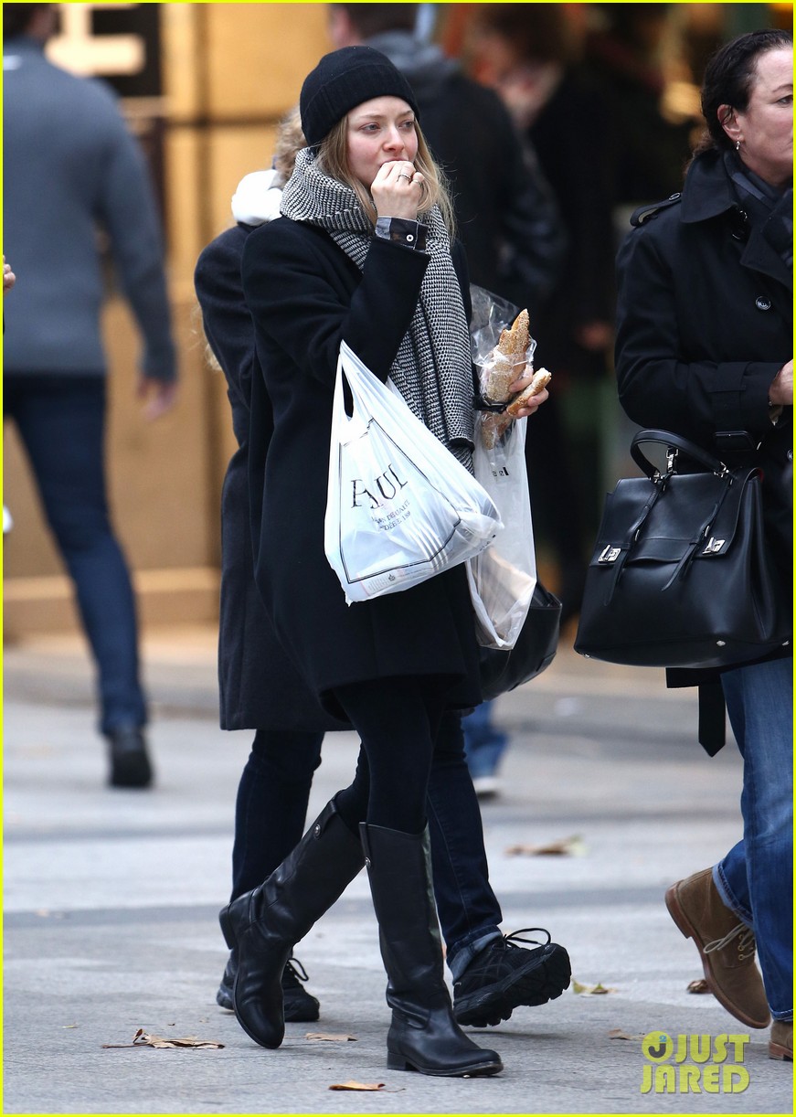 Amanda Seyfried Does as the Parisians Do & Snacks on a Baguette!: Photo ...