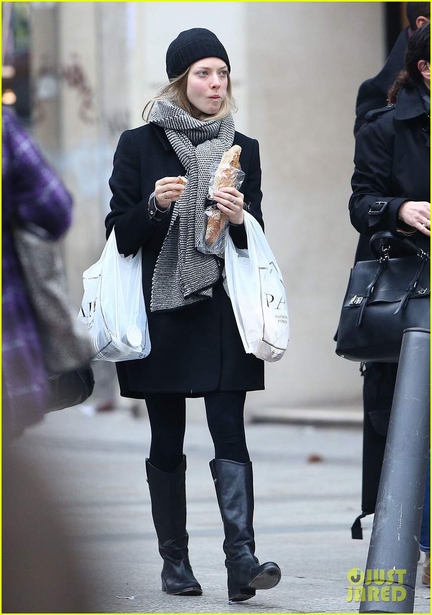 Amanda Seyfried Does as the Parisians Do & Snacks on a Baguette!: Photo ...